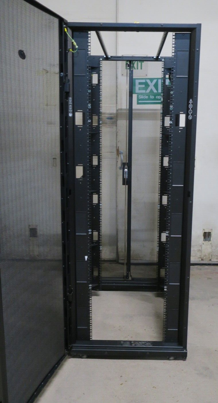 APC AR3150 Netshelter SX 42U Wide 750mm x 1070mm Server Rack Cabinet ...