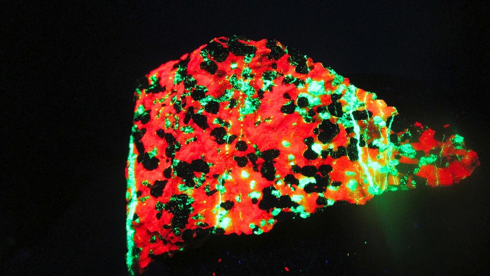 Fluorescent mineral rock Highly Phosphorescent Willemite Veins Franklin ...