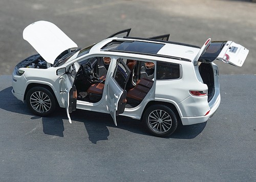 1/18 Scale Grand Commander White Diecast Car Model Toy Collection | eBay