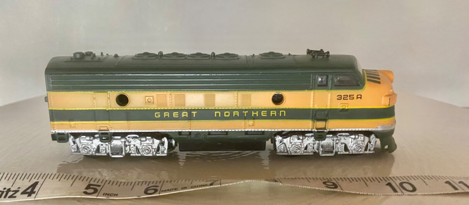 Vintage HO scale train accessories including buildings,train cars ...