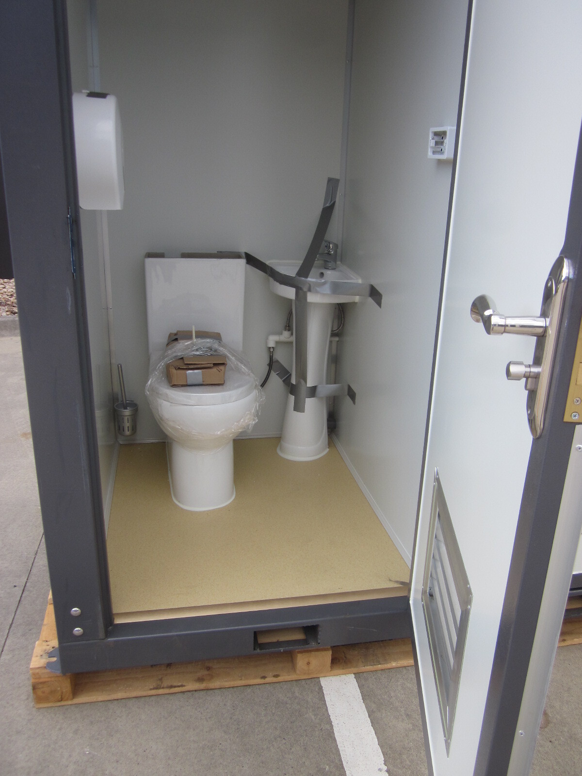 PORTABLE DOUBLE TOILET, BATHROOM BUILDING, TRANSPORTABLE TOILET BLOCK ...