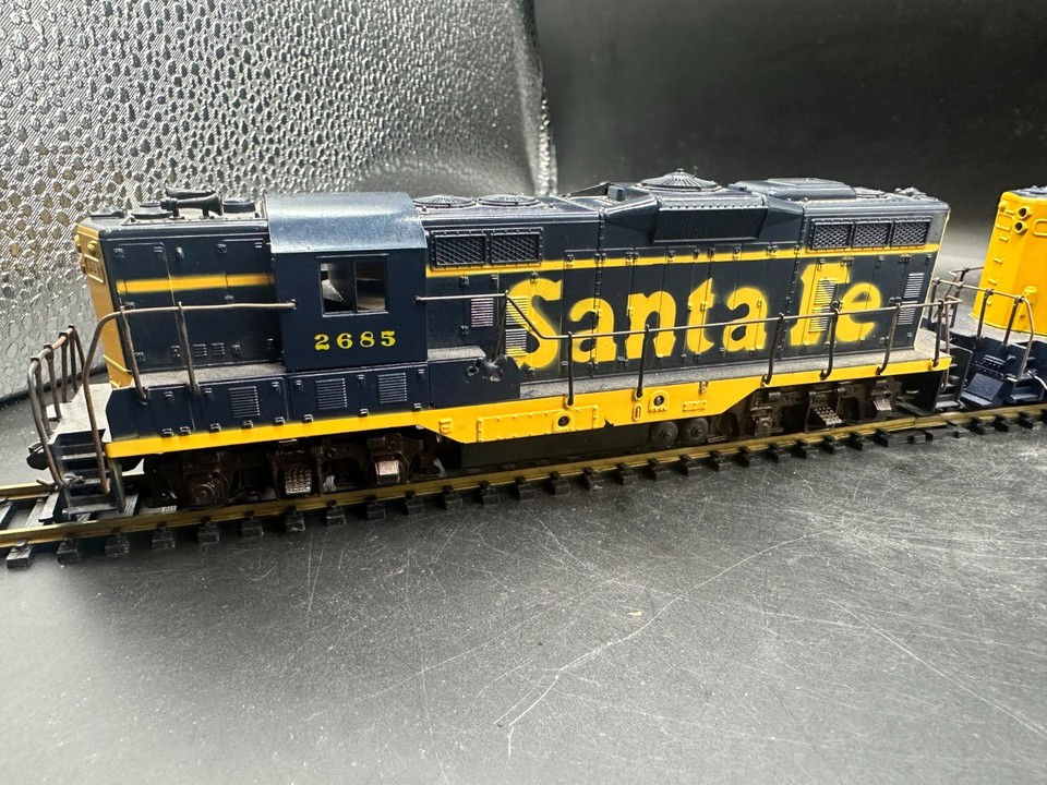 Atlas Santa Fe GP7 Diesel Engine & Dummy Set 2685 HO-Scale RUNS! | eBay