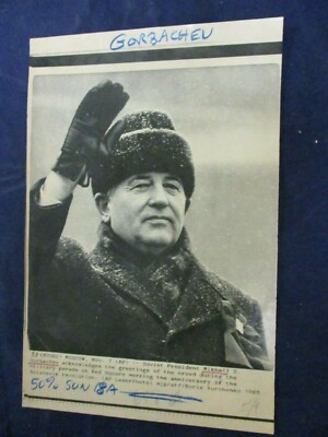 1988 Soviet Mikhail Gorbachev Red Square parade wave Vintage Wire Press ...