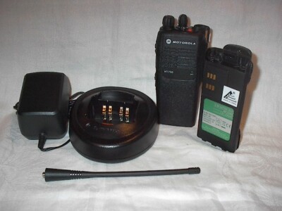 MOTOROLA HT750 UHF ANALOG PORTABLE 16CH 4W 403-470MHZ W/ RAPD CHG NEW ...