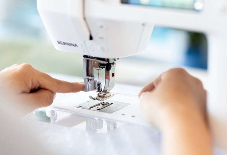 Bernina 325 Sewing Machine Simply Joyful with Touchscreen and Sewing ...