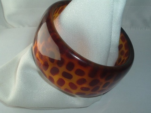 VINTAGE JOAN RIVERS FAUX TORTOISE LEOPARD CHEETAH BROWN LUCITE BANGLE ...