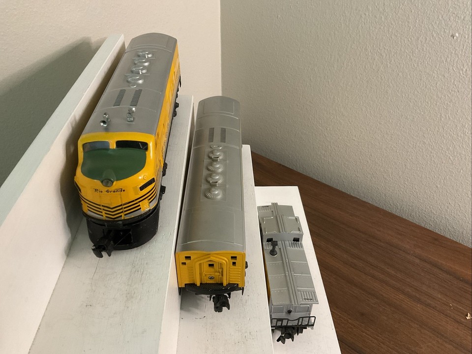 LIONEL POSTWAR 2379 RIO GRANDE F3 A&B DIESELS W/6657 RIO CABOOSE | eBay