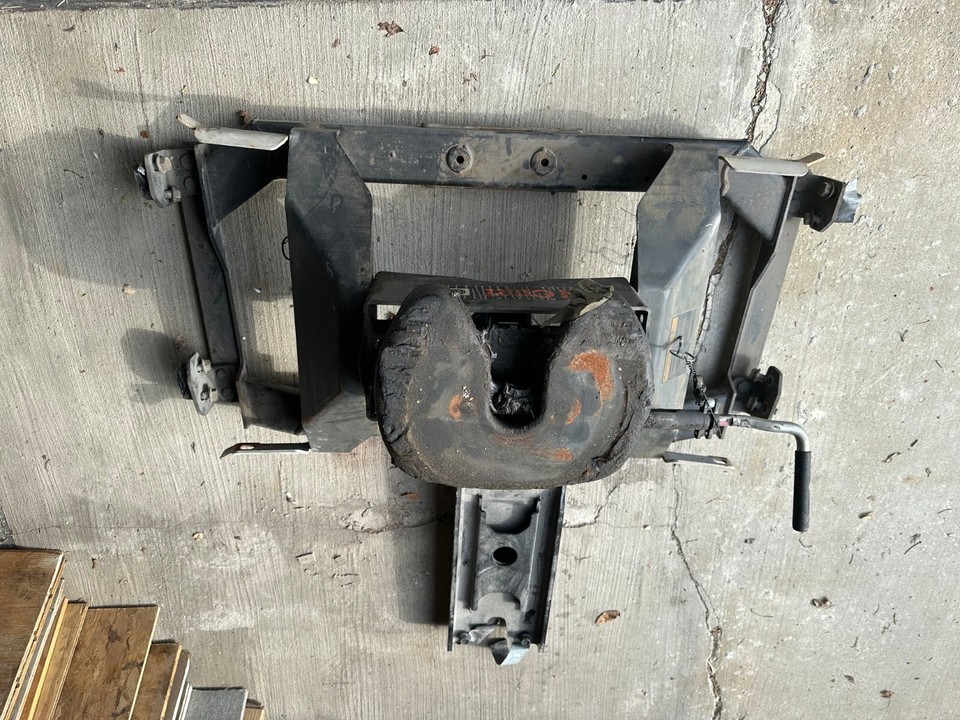 GM Box Mounted Trailer Hitch Assembly (84164444) & Curt Q25 5th Wheel ...