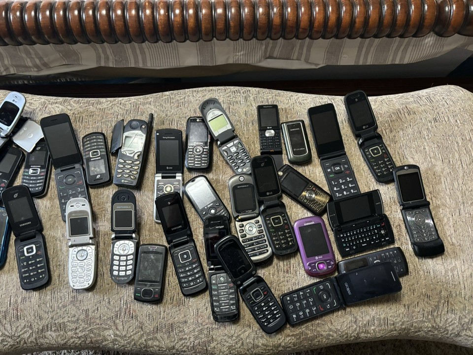 **Flip Phones (31 Qty) Lot bulk Sale•Truly Untested•4 Parts / Resell ...