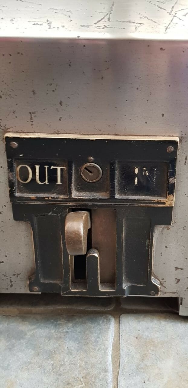 A RARE VINTAGE ANTIQUE CLOCKING IN MACHINE BY TIME RECORDERS LTD LEEDS ...