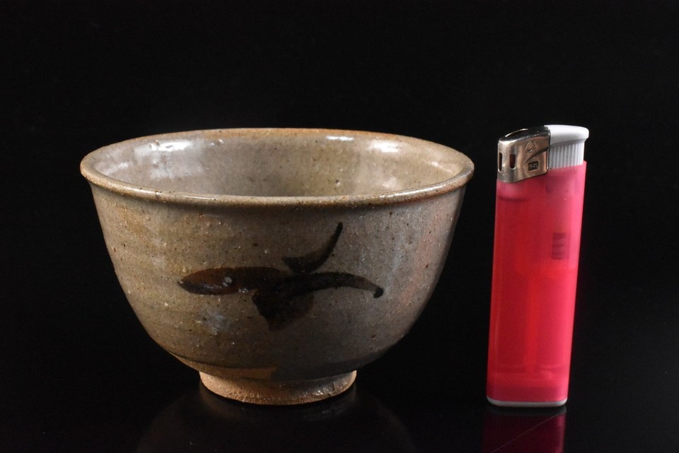 R1191: Japanese Karatsu-ware glay glaze TEA BOWL Taroemon made w/signed ...
