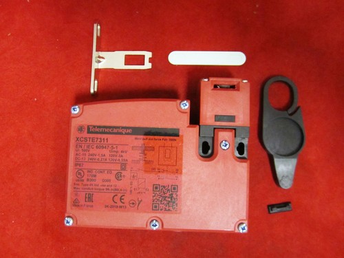 Telemecanique XCSTE7311-2B+XCSZ12 Plastic Safety Interlock Switch+ ...