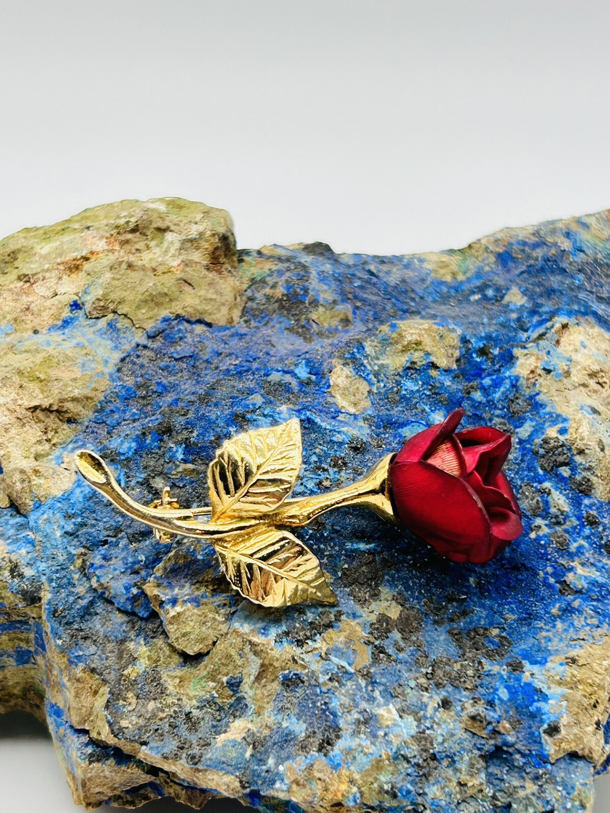 Vintage Giovanni Satin Red Rose Flower Brooch/Pin Gol… - Gem