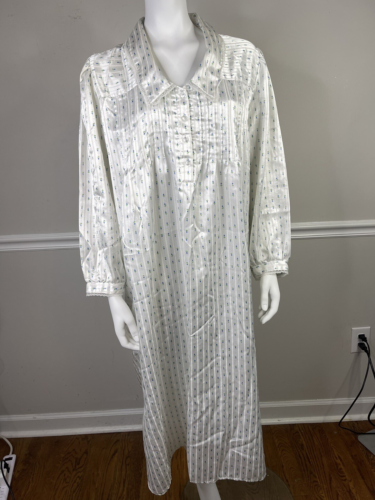 Vintage Beth Michaels Satin Nightgown JC Penny’s Lar… - Gem