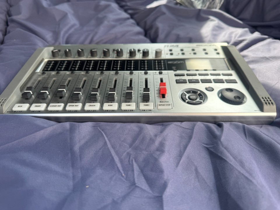 Zoom R24 Multi Track Recorder 24 Track Integrated Drum Machine USB ...