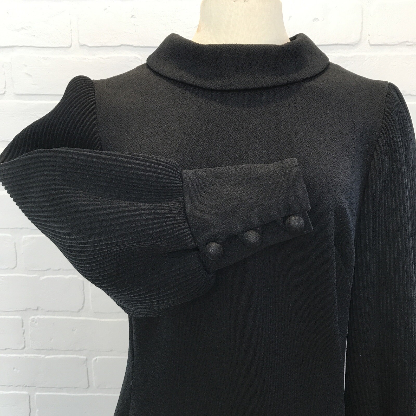 Edith Flagg CA Vintage 1960s 70s Black Collared Crimp… - Gem