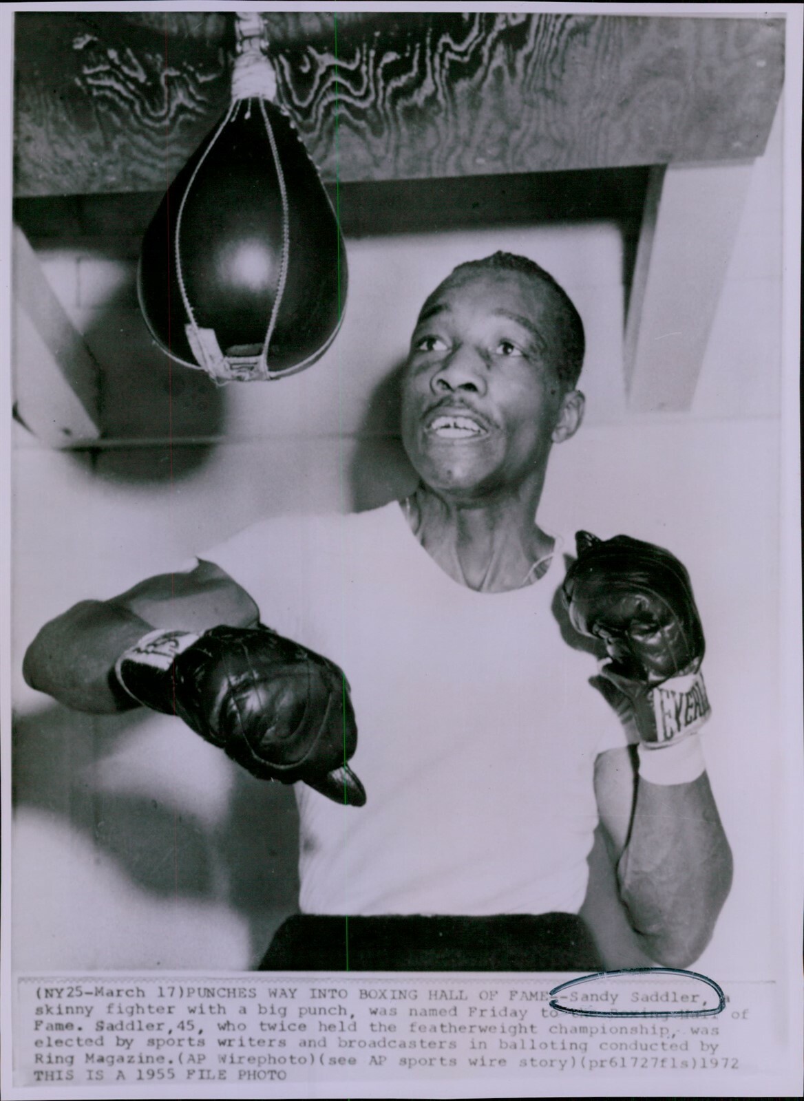 LG841 1972 Wire Photo PUNCHES WAY INTO BOXING HALL OF FAME Sandy ...