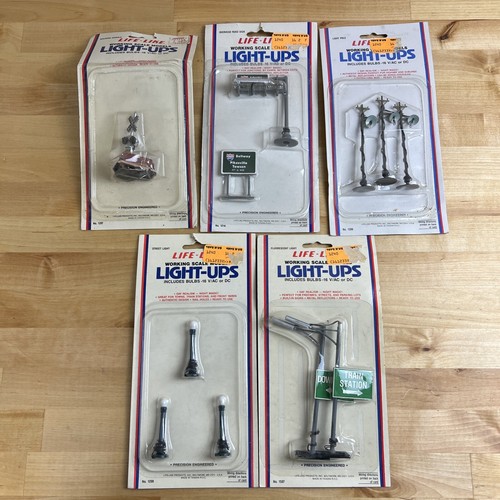 HO Scale Life-Like Light-ups Signs Lot of 5 Street Light Pole Road Sign ...