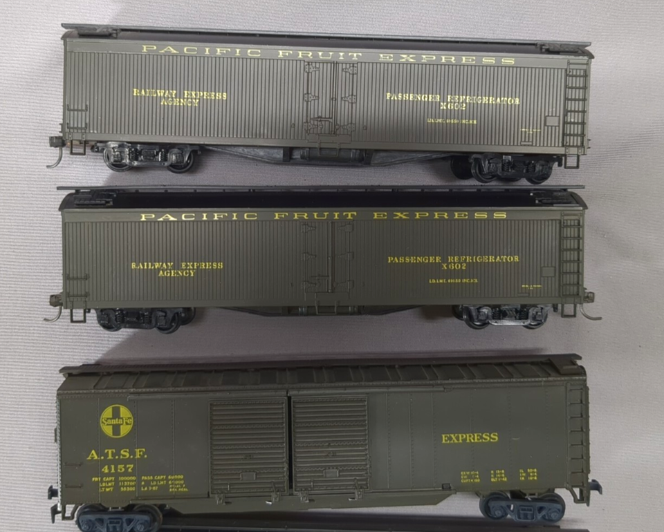 HO scale 7 mostly Athearn Express Boxcars/ Reefers REA, PFE, ATSF (Lot ...