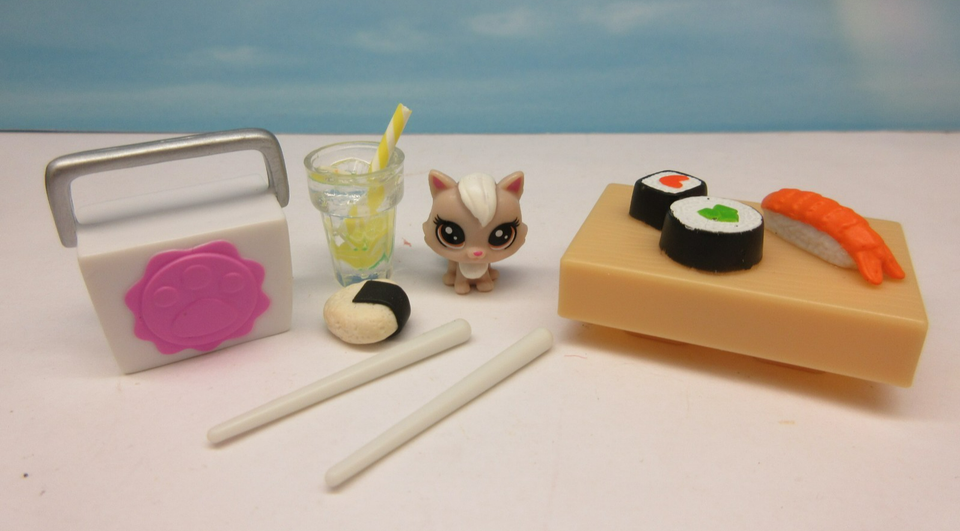 LITTLEST PET SHOP #973 GRAY PERSIAN CAT SUSHI TABLE CHOP STICKS TEENSIE ...