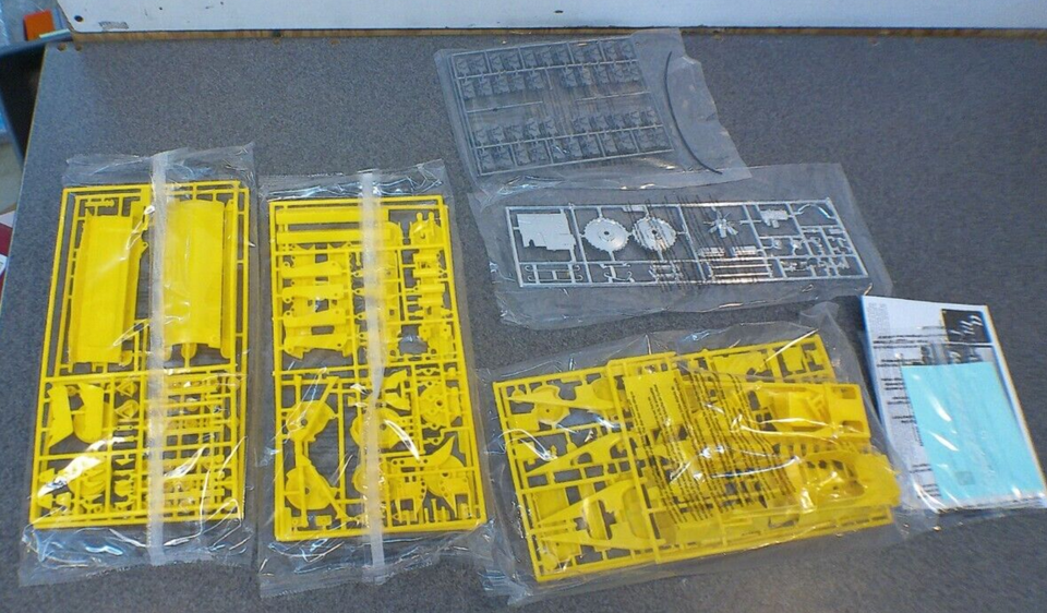 AMT 1:25 Construction Bulldozer Model Kit - AMT1086 | eBay