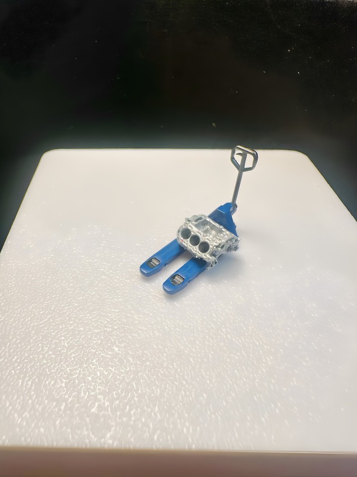 Diorama 1/64 Car Engine Hanger Model Garage Repair Tools Scene Model ...