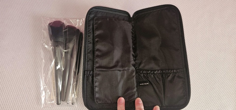 Mary Kay Essential Brush Collection w/ 5 Brushes & Case MakeUp Brushes ...