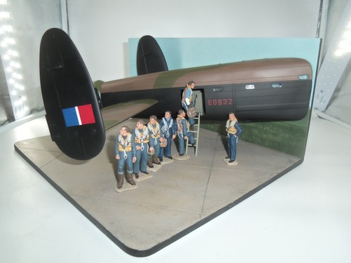 BRITAINS 25017 BRITISH RAF GUY GIBSON + CREW DAMBUSTERS LANCASTER ...