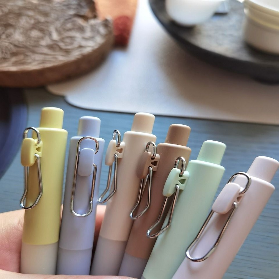 Plastic Ballpoint Pen Quick Drying Neutral Pen Simplicity Writting Pen ...