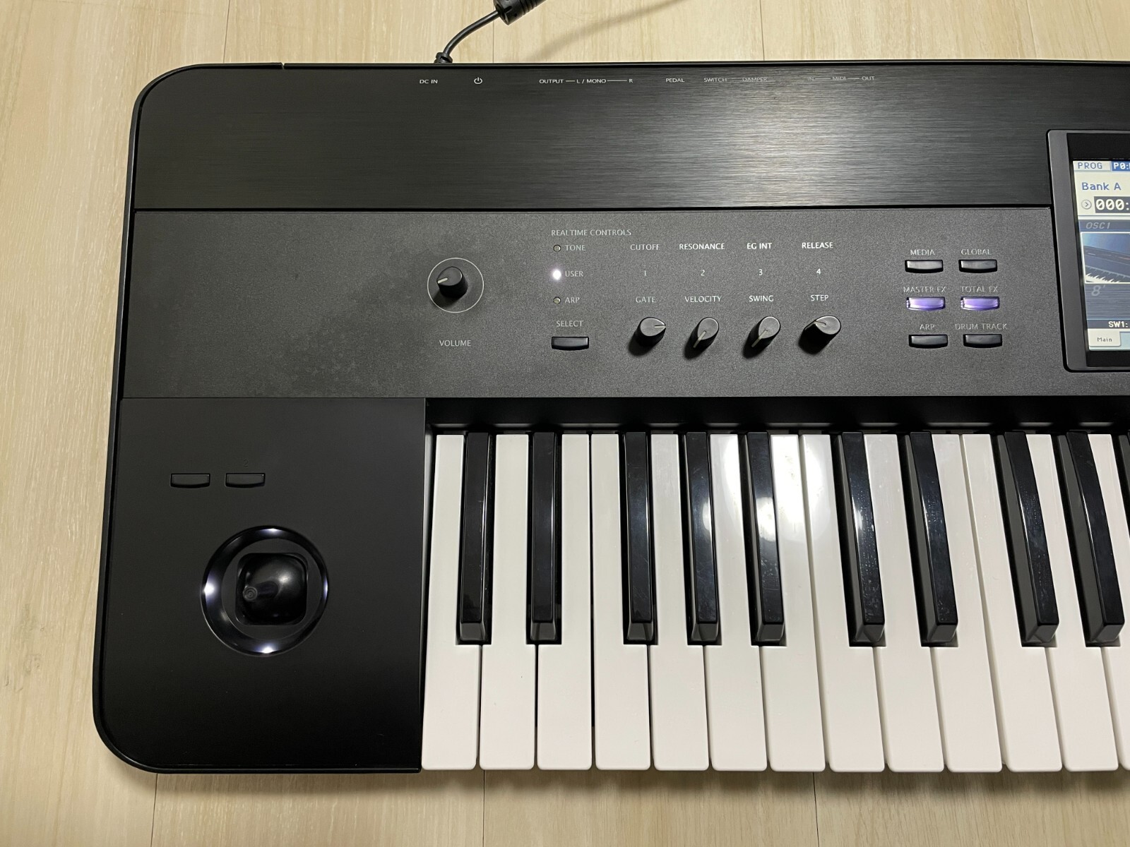 Korg Krome-61 Keyboard Synthesizer Music Workstation with Case and ...