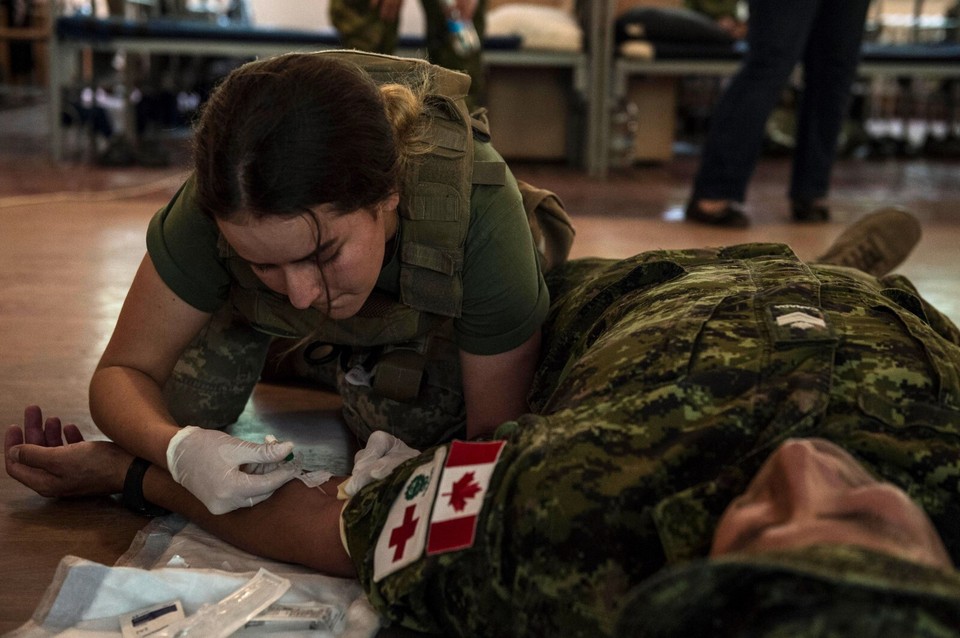 MINI COMBAT MEDICAL BADGE CMB AWARD HAT PIN US ARMY MEDIC HOSPITAL ...