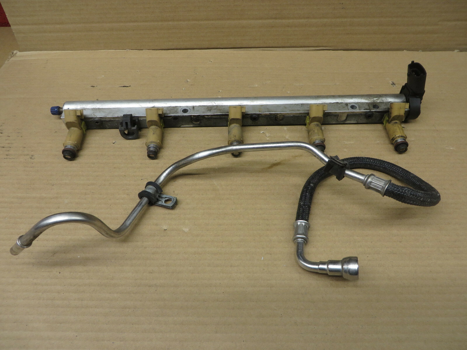 VOLVO 40 04-10 FUEL RAIL FUEL INJECTORS FUEL LINE FUEL PRESSURE SENSOR ...