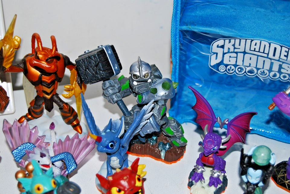 Lot of 21 Skylanders Figures w/ Giants Wii Game and Storage Case, Nice ...