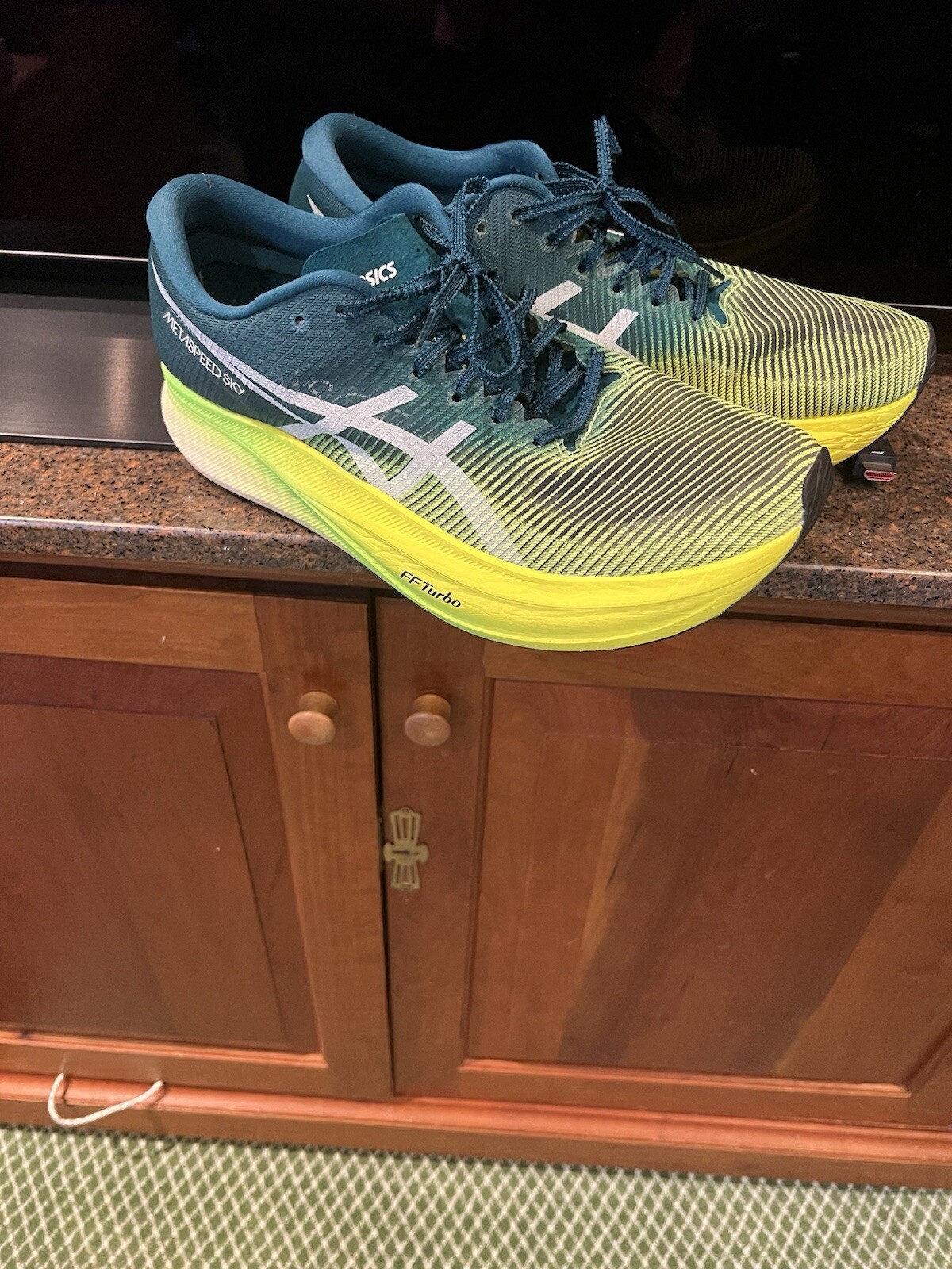 ASICS Metaspeed Sky+ Velvet Pine Safety Yellow - Gem