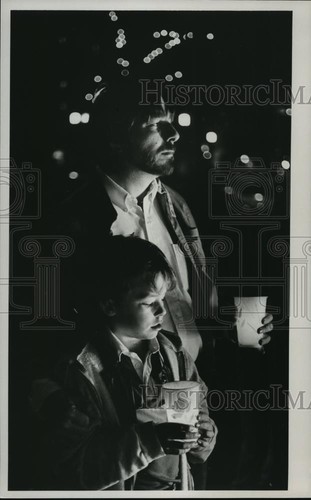 Press Photo Waylon and Larry Mitchell at candelight vigil, Alabama ...