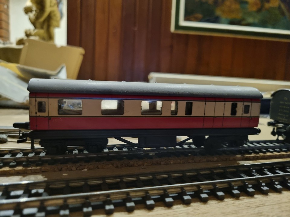 Trix Twin TTR OO Gauge Tin rake of 4 coaches Model Railways Cream ...