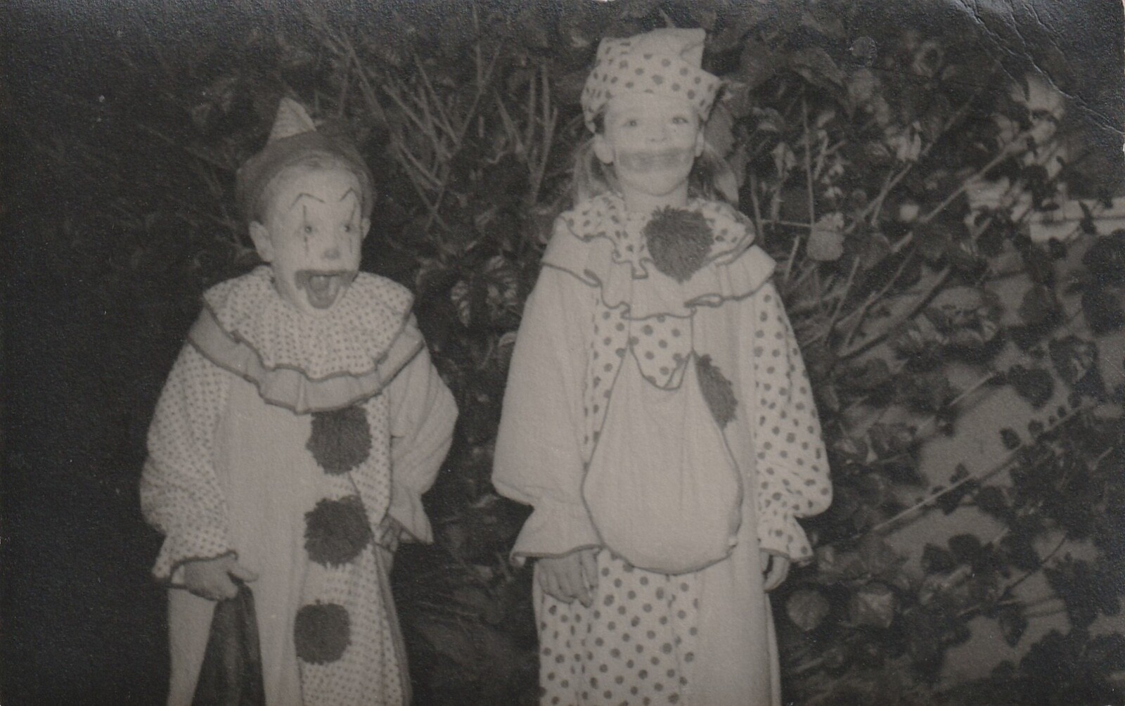 VINTAGE SNAPSHOT: KIDS IN CLOWN HALLOWEEN COSTUMES - 1953 | eBay