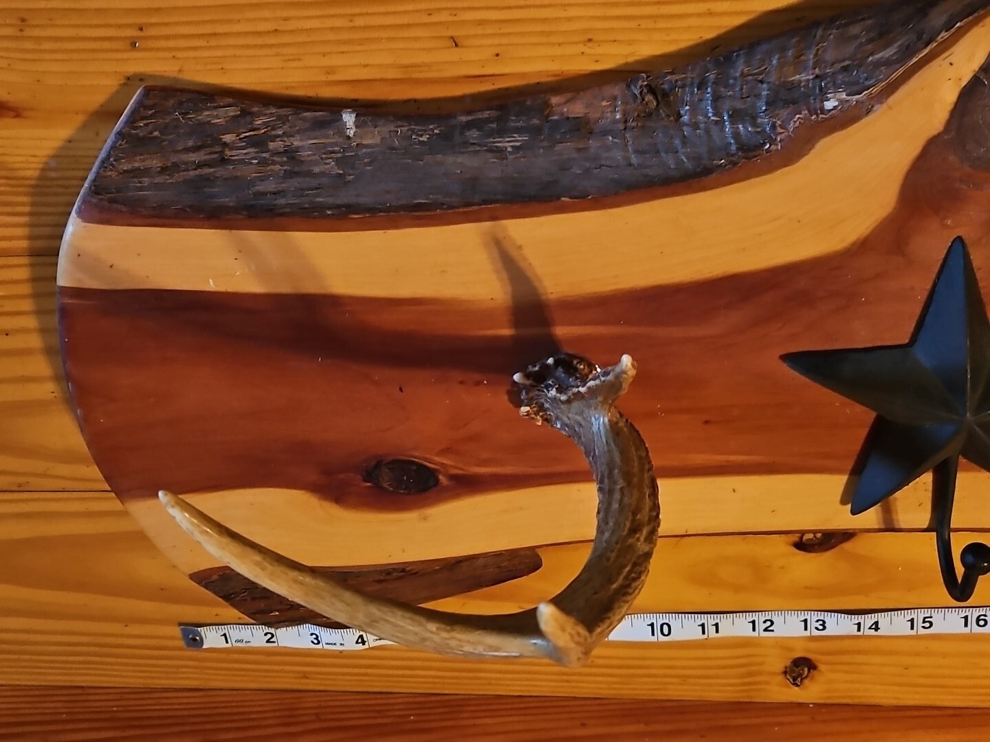 UNIQUE LIVE EDGE CEDAR? STAR WHITETAIL DEER ANTLER HAT COAT RACK HOME ...