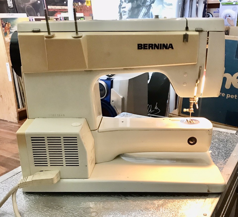 BERNINA 830 Record Sewing Machine White w/ Foot Pedal & Accessories ...