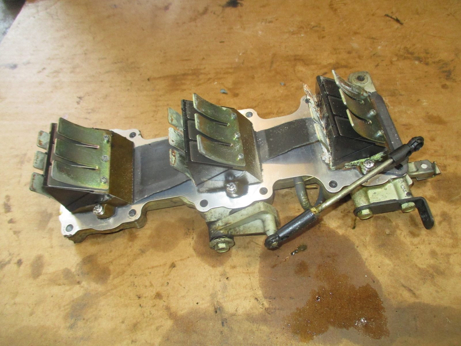 Yamaha 90hp 2 stroke outboard intake manifold w/ reeds (6H1-13641-02-94 ...