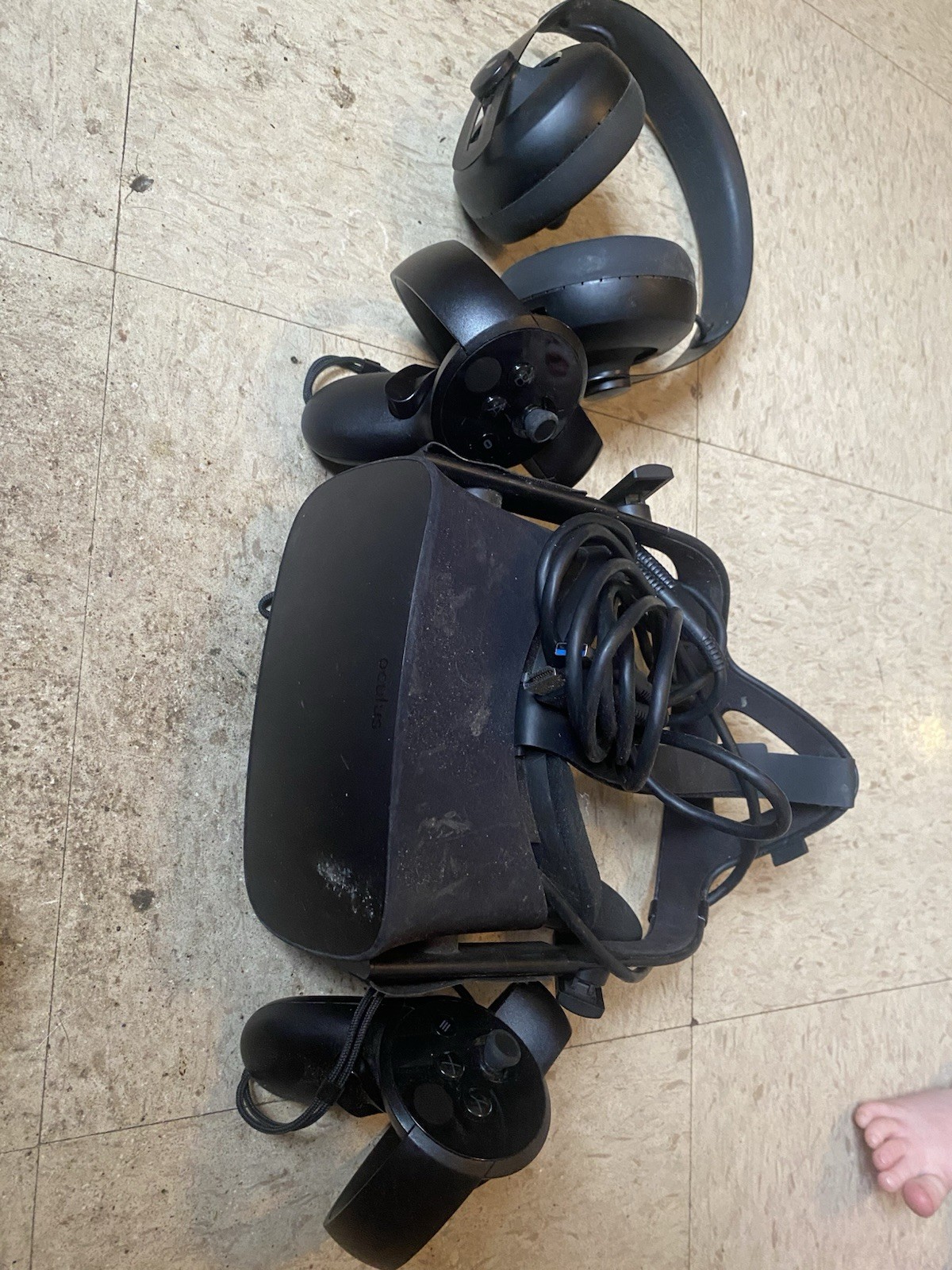Oculus Rift CV1 VR Headset with Controllers, Built-In Headphones, Black ...