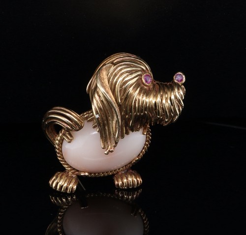 A Wonderful Vintage 18ct Yellow Gold & Coral Dog Set with Ruby Eye ...