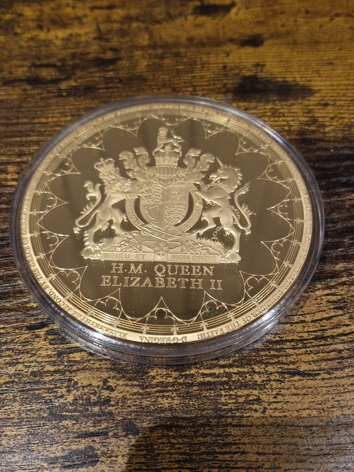 2 x Queen Elizabeth II Large 100mm Collectors Commemorative Coins | eBay UK