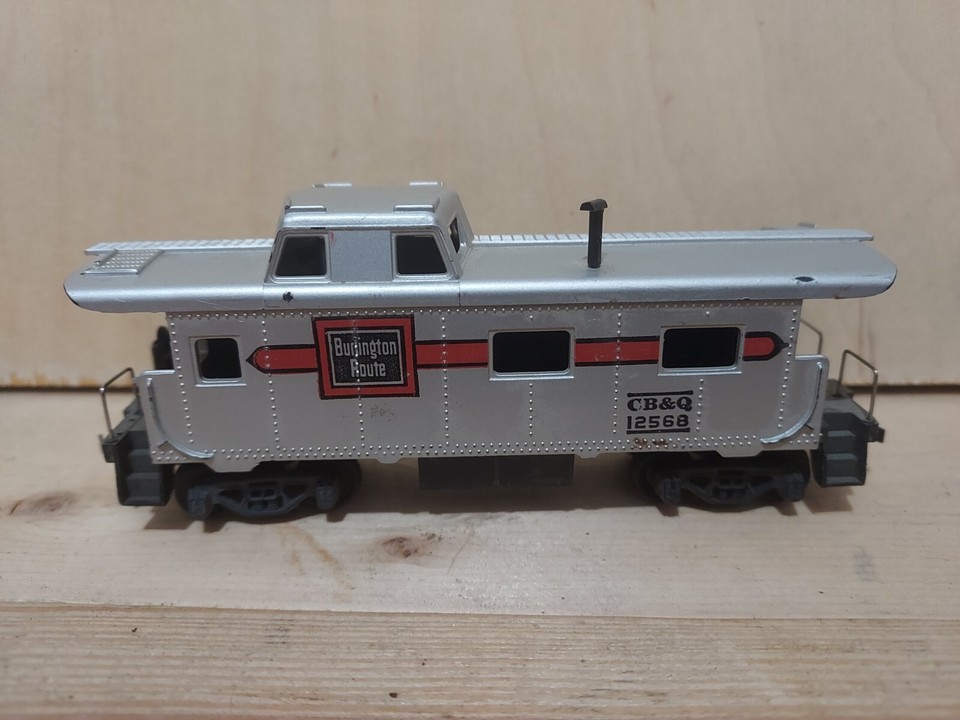 LOT OF 5 HO SCALE TRAIN CARS & 1 ENGINE, TYCO POWER SUPPLY & 14 PIECES ...