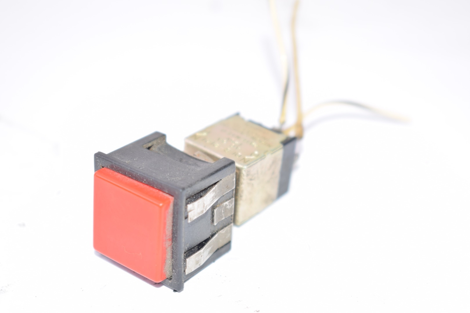 NIHON KAIHEIKI DLB-2141 Pushbutton Switch AC 5A 125V - Red | eBay