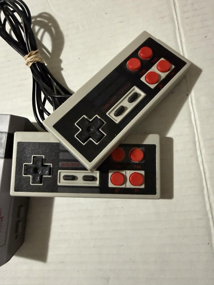Nintendo NES Classic Edition Entertainment System Mini CLV-001 W/Two ...