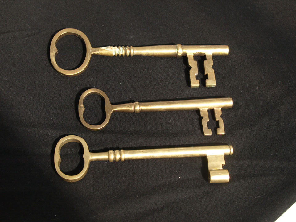 Vtg Brass Skeleton Keys - Barrel Prison Cell Gate Door Jail Lock | eBay