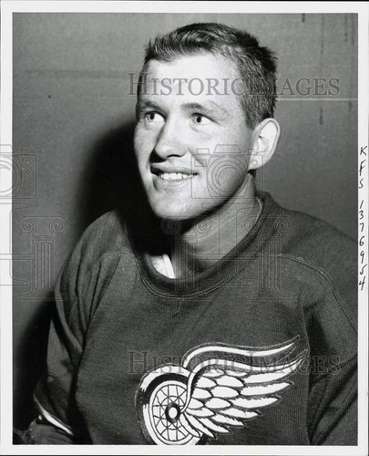 1958 Press Photo Detroit Red Wings' defense Warren Godfrey - kfx12647 ...