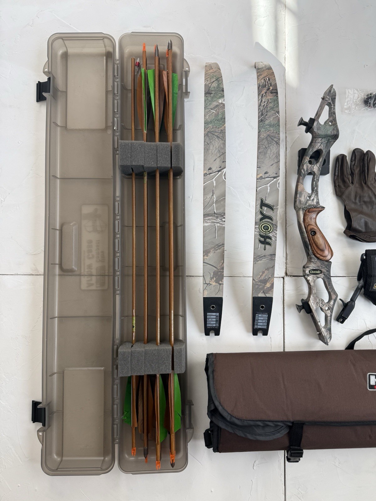 Hoyt Dorado 50lb Recurve Bow RH w/ Case Arrows Quiver Accessories ...
