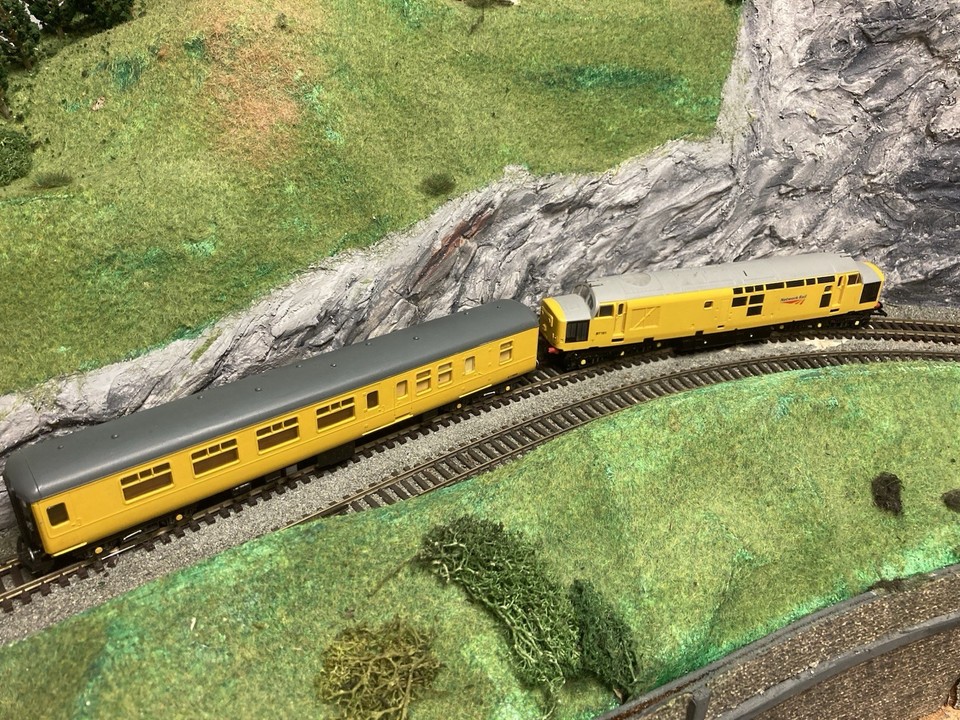 Hornby OO R3289 NETWORK RAIL Yellow Class 37 97301 LOCO + ENG. COACH ...